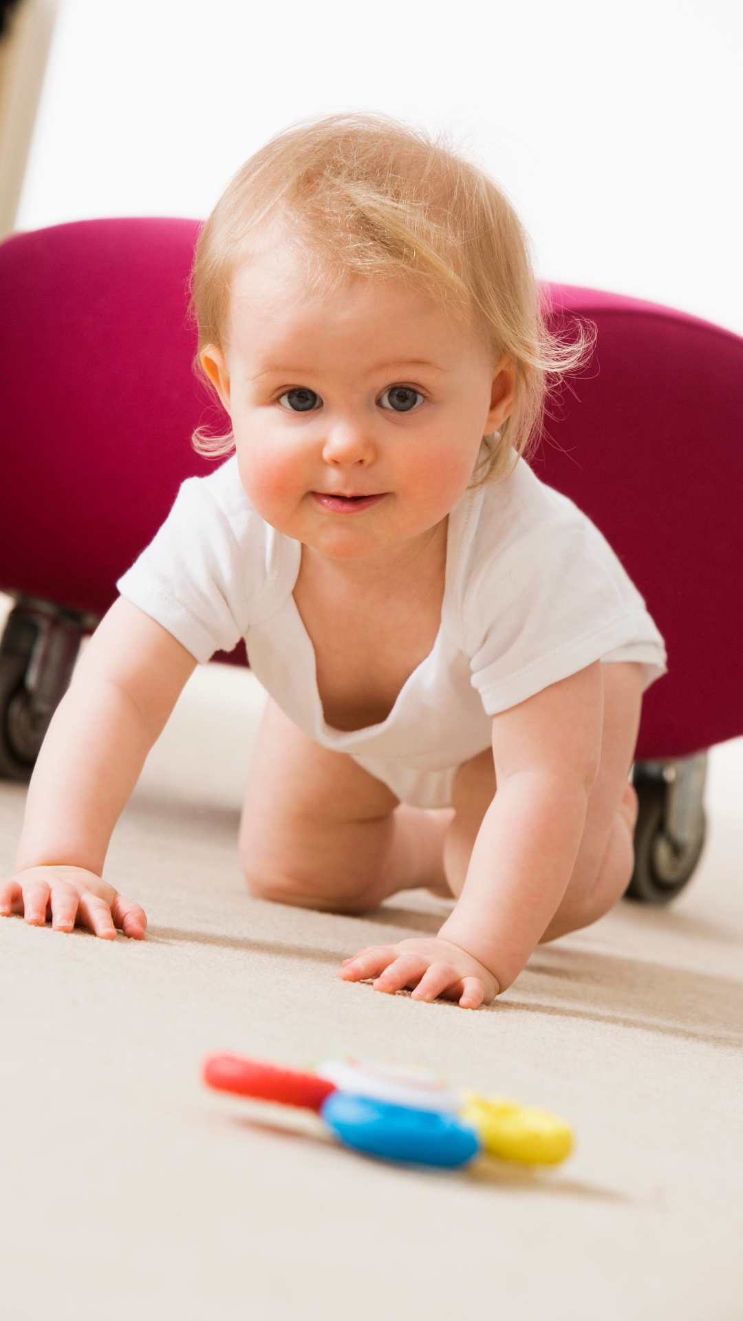 5 Sinais que o bebê vai engatinhar e você precisa saber