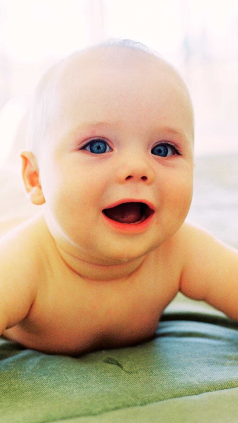 5 Sinais que o bebê vai engatinhar e você precisa saber